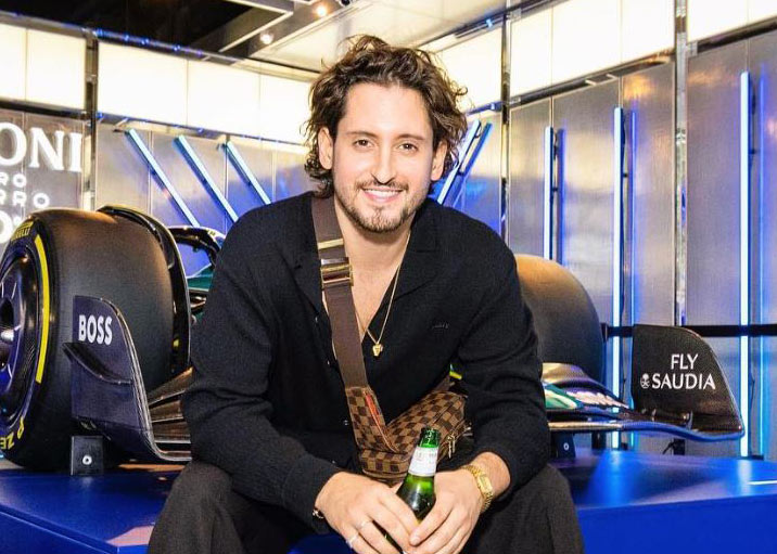 Lou-Pascal Tremblay défile sur le tapis rouge aux côtés de son ...