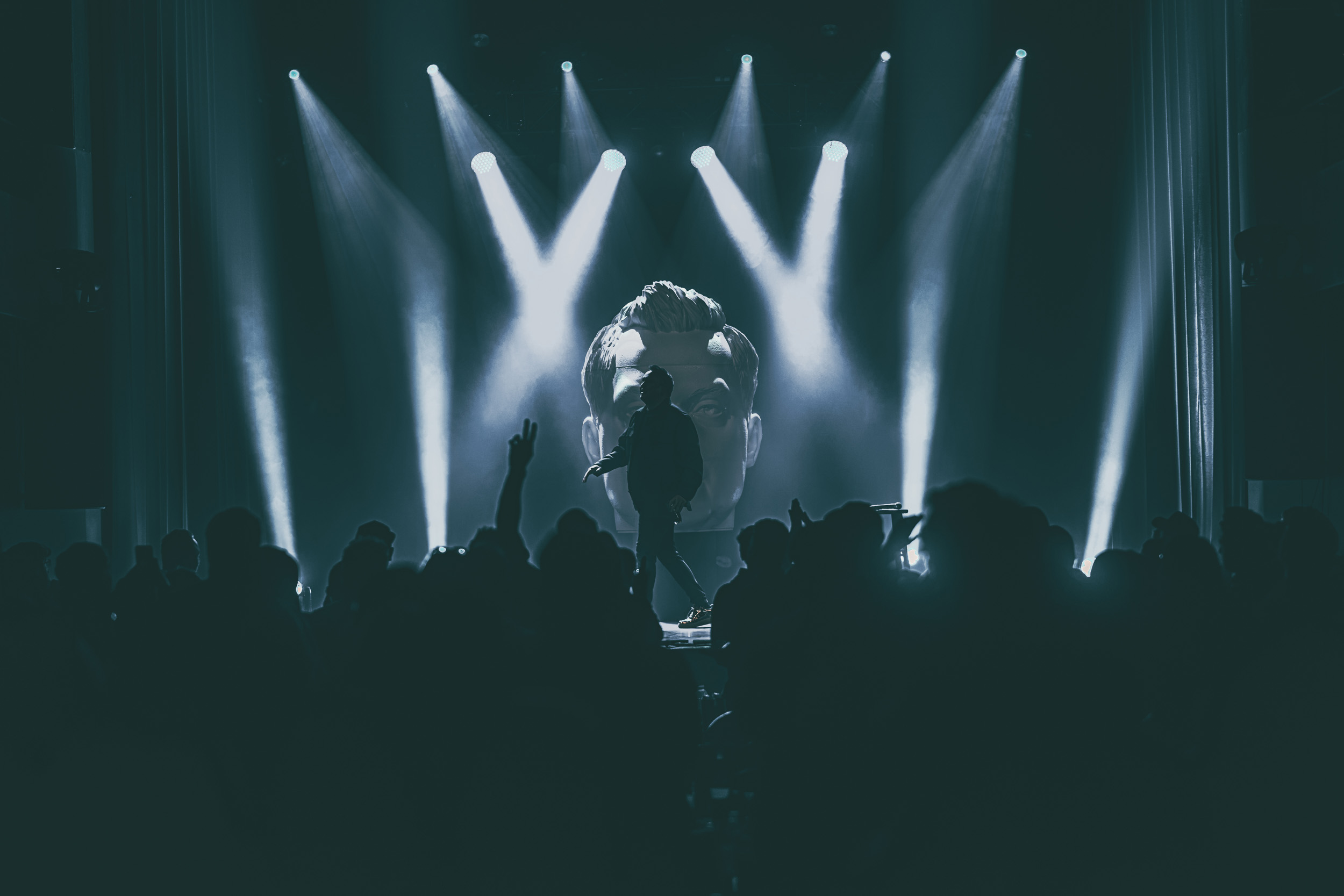 Découvrez les photos de la première de Modeste de Mike Ward!