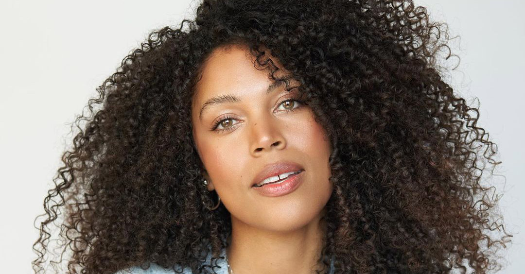 Catherine Souffront à couper le souffle dans cette robe moulante