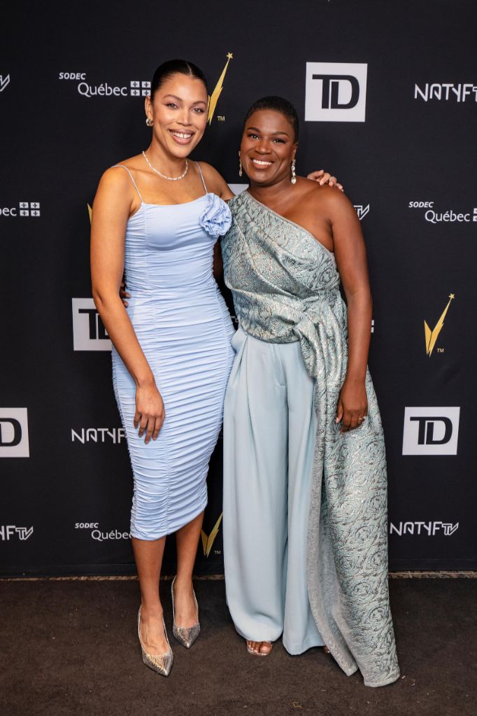 Catherine Souffront à couper le souffle dans cette robe moulante