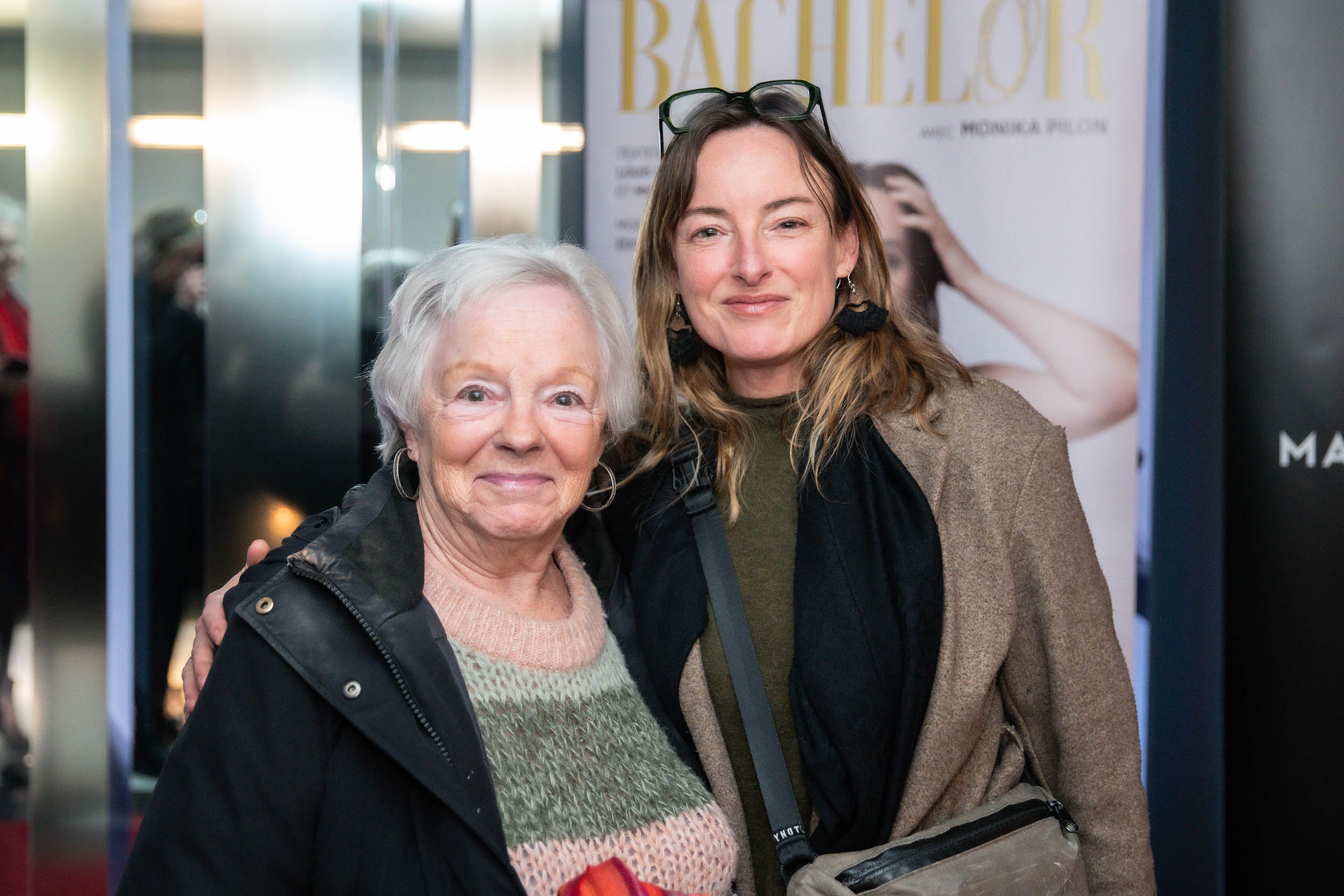 Voyez toutes les vedettes sur le tapis rouge de la pièce Bachelor