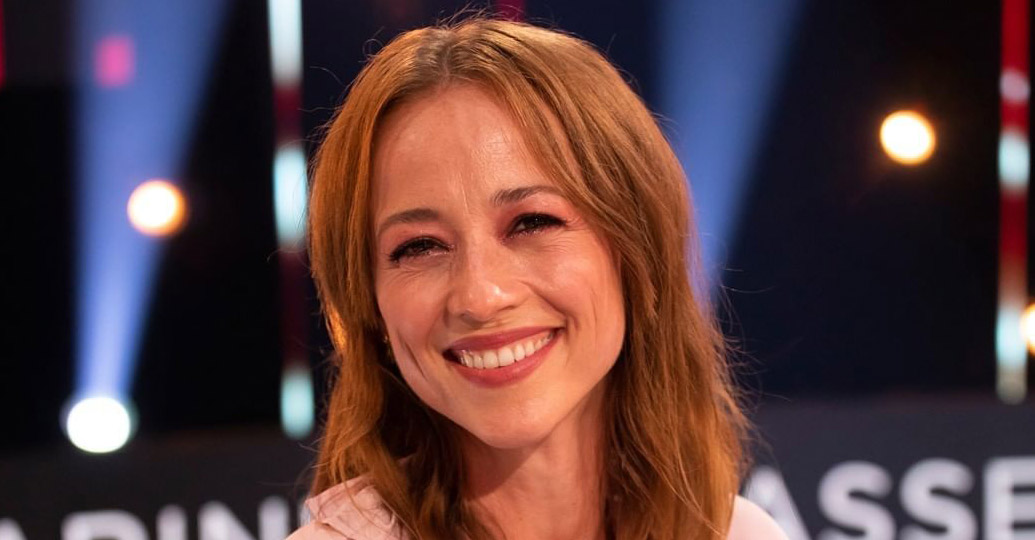 Karine Vanasse capte l'attention dans une robe gantée en velours