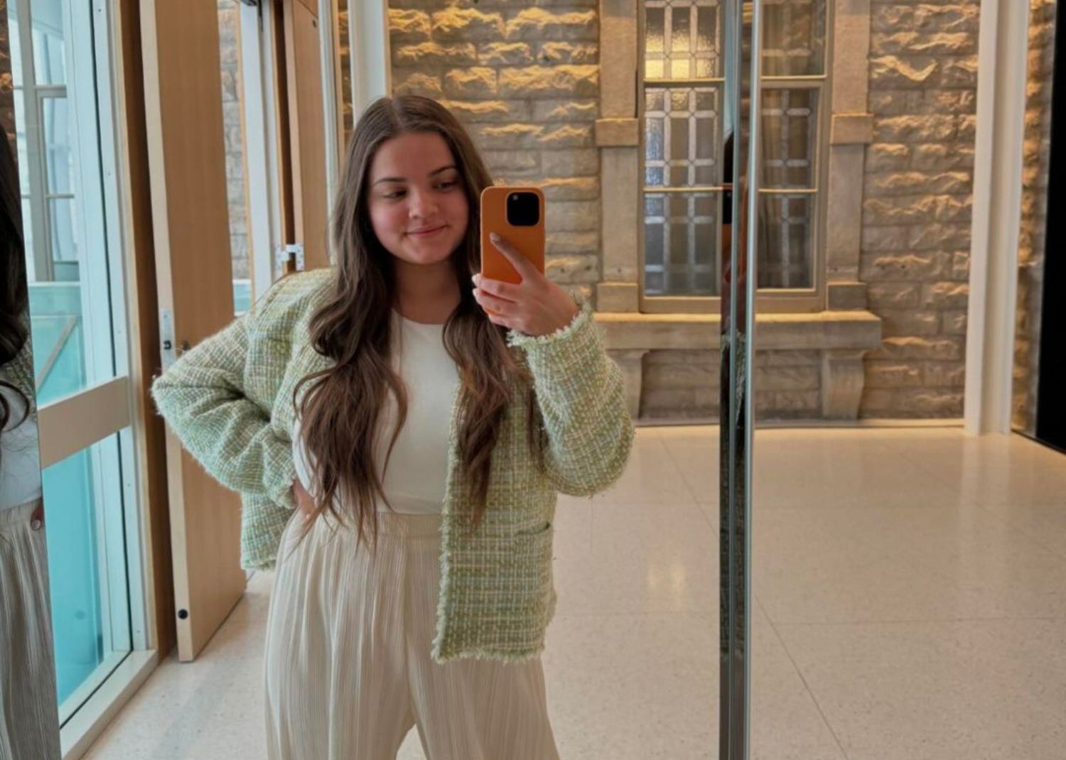 Alice Morel-Michaud épate avec son incroyable chevelure de lionne