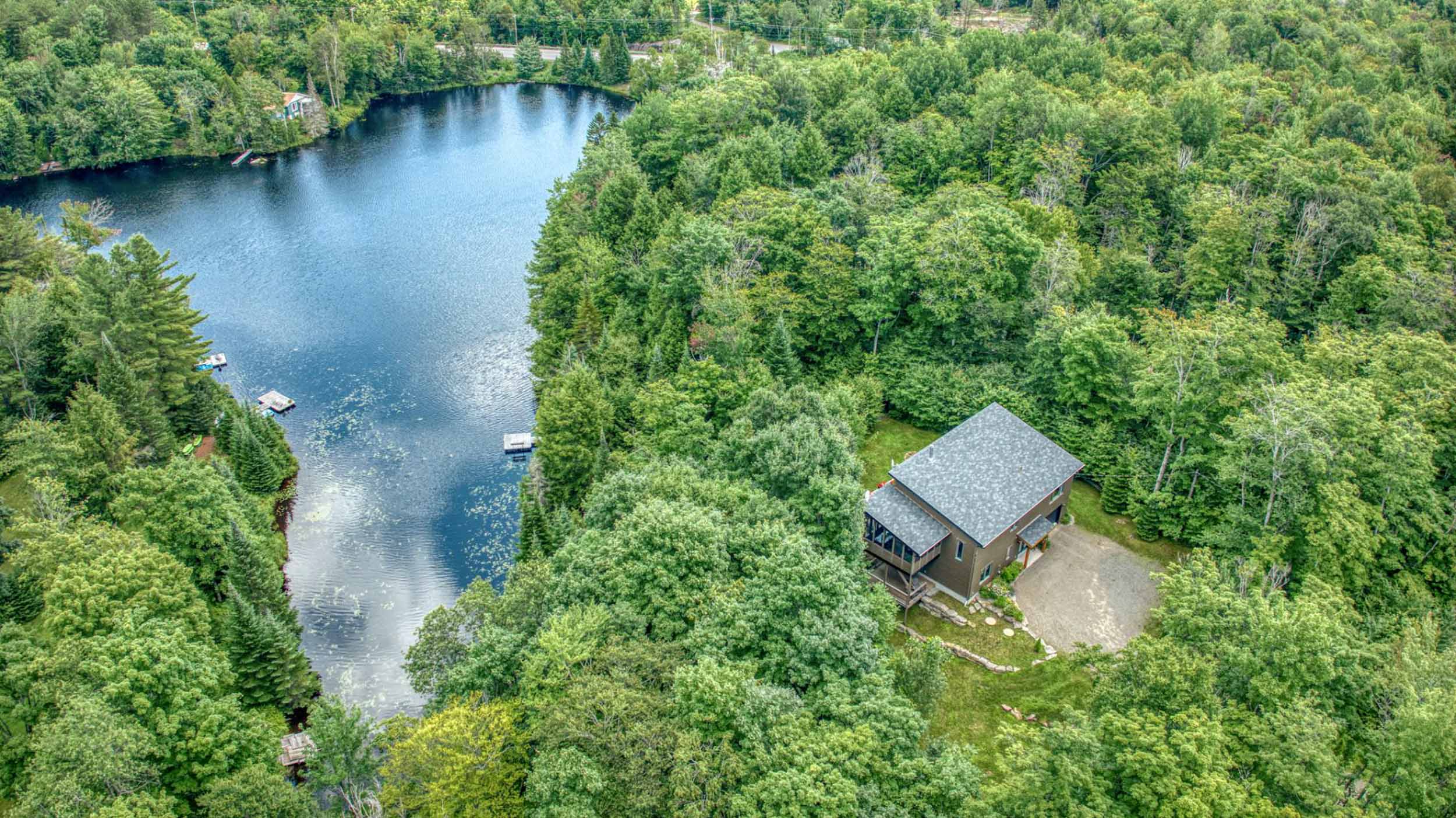 Patrice Coquereau vend sa superbe maison en bord de lac dans les ...