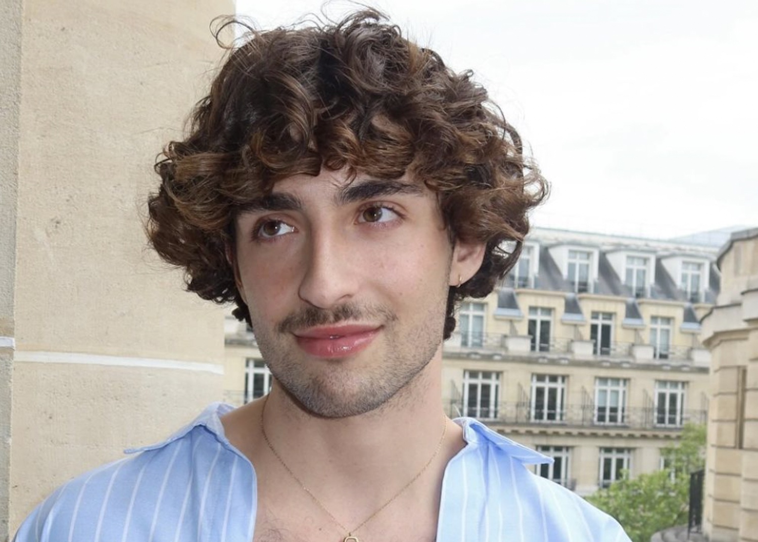 Zoé Duval se la coule douce à Paris avec son amoureux