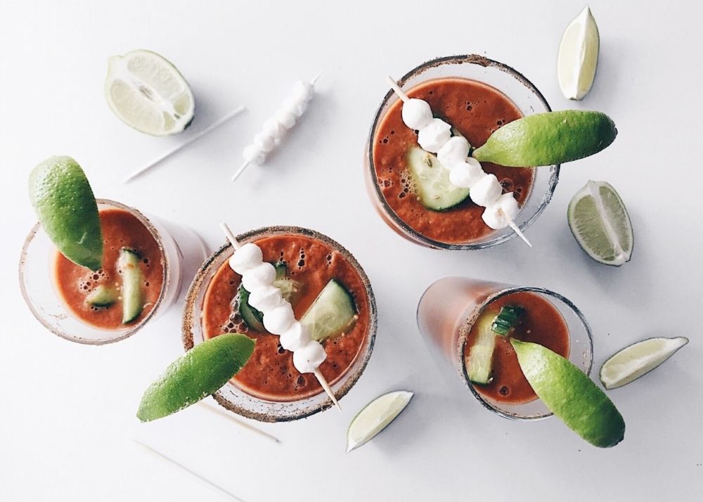 Gaspacho style bloody césar, minis bocconcinis et lime