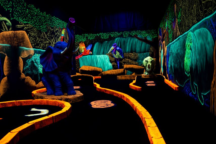 Un premier mini-golf fluorescent à effet 3D débarque à Québec