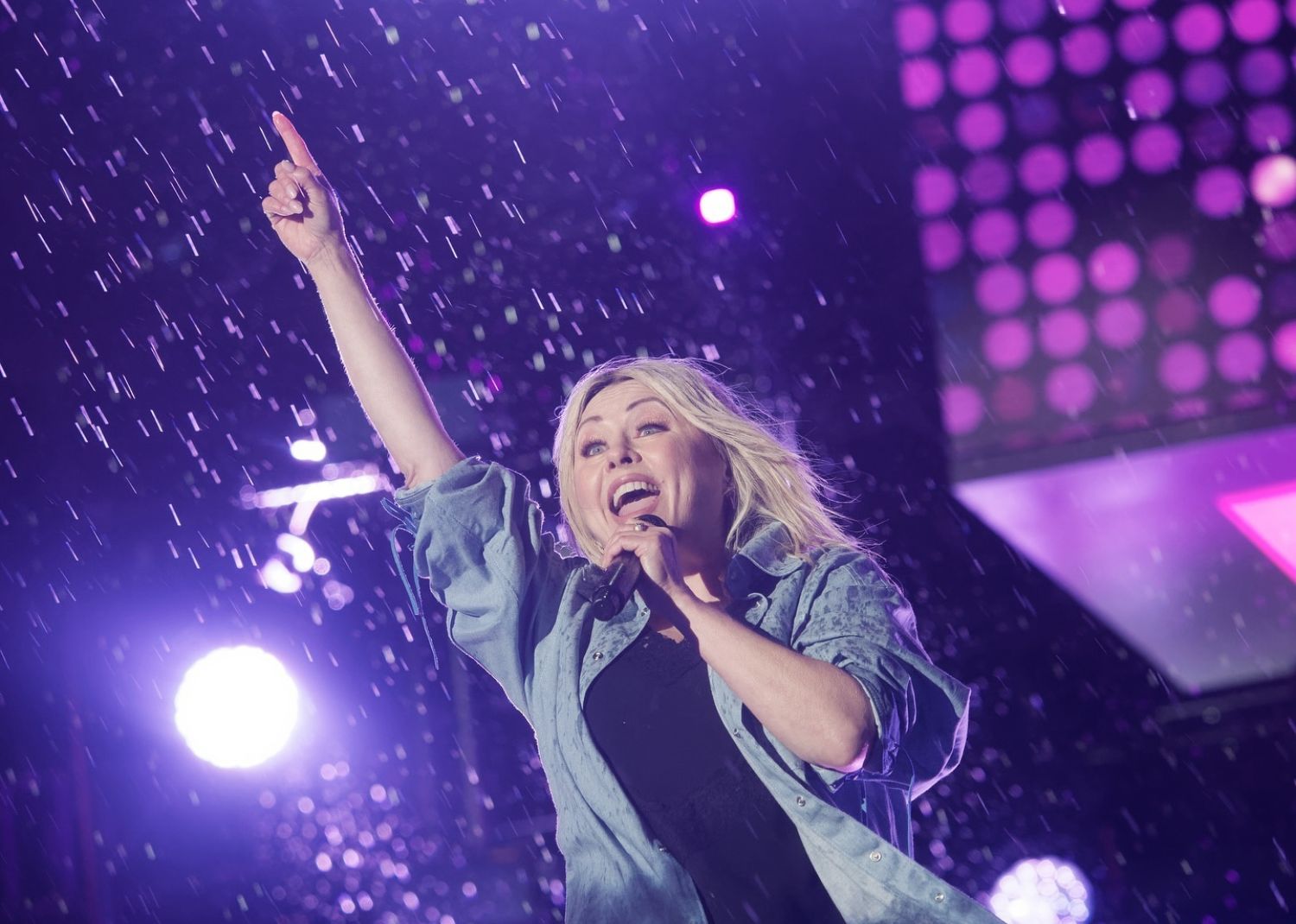 Mitsou rend hommage à Jean-Pierre Ferland avec ce chemisier unique