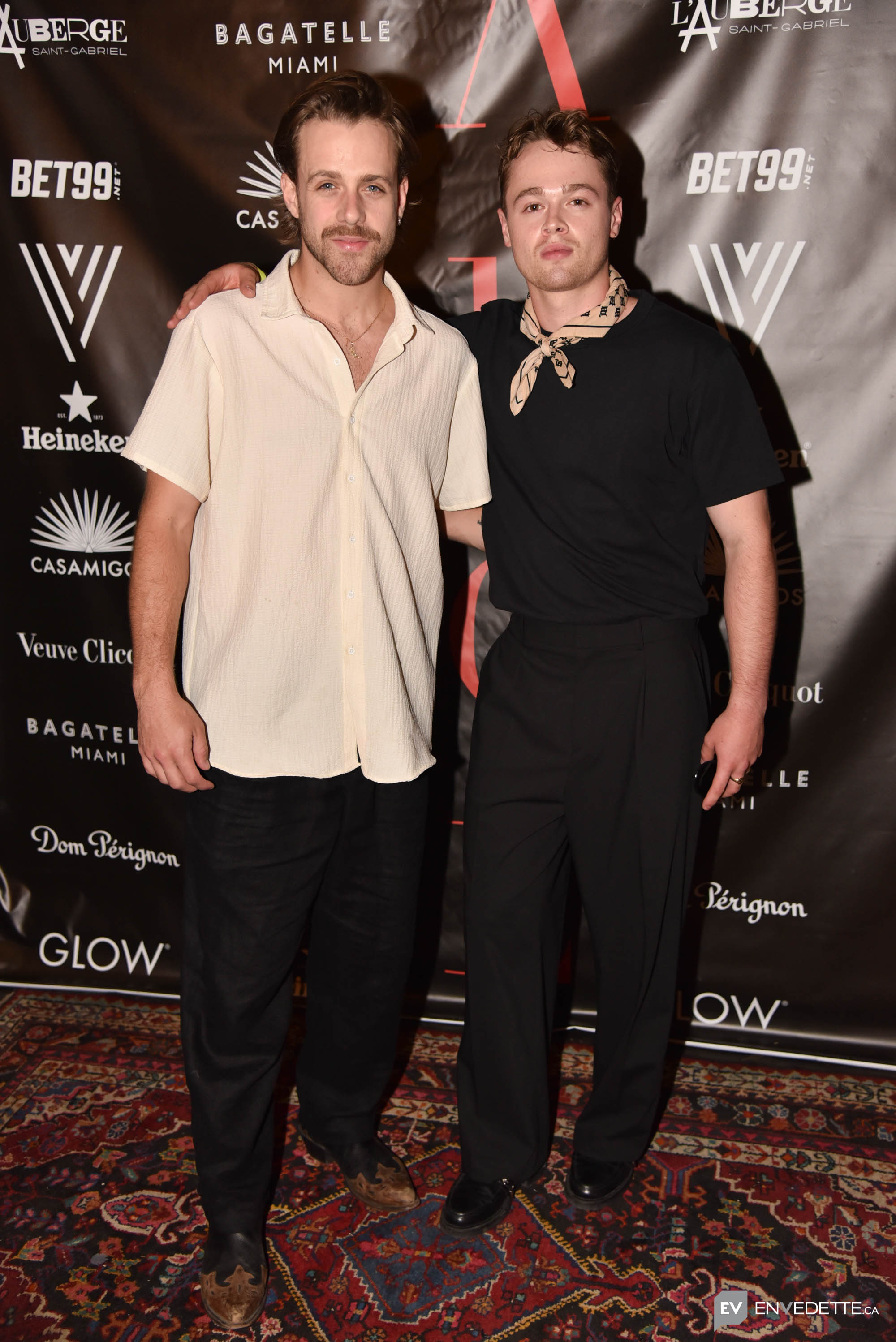 Tapis rouge bondé à l'Auberge Saint-Gabriel pour lancer les festivités ...