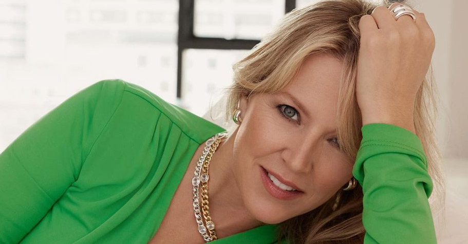 Julie Bélanger hypnotisante dans cette robe corset fuchsia