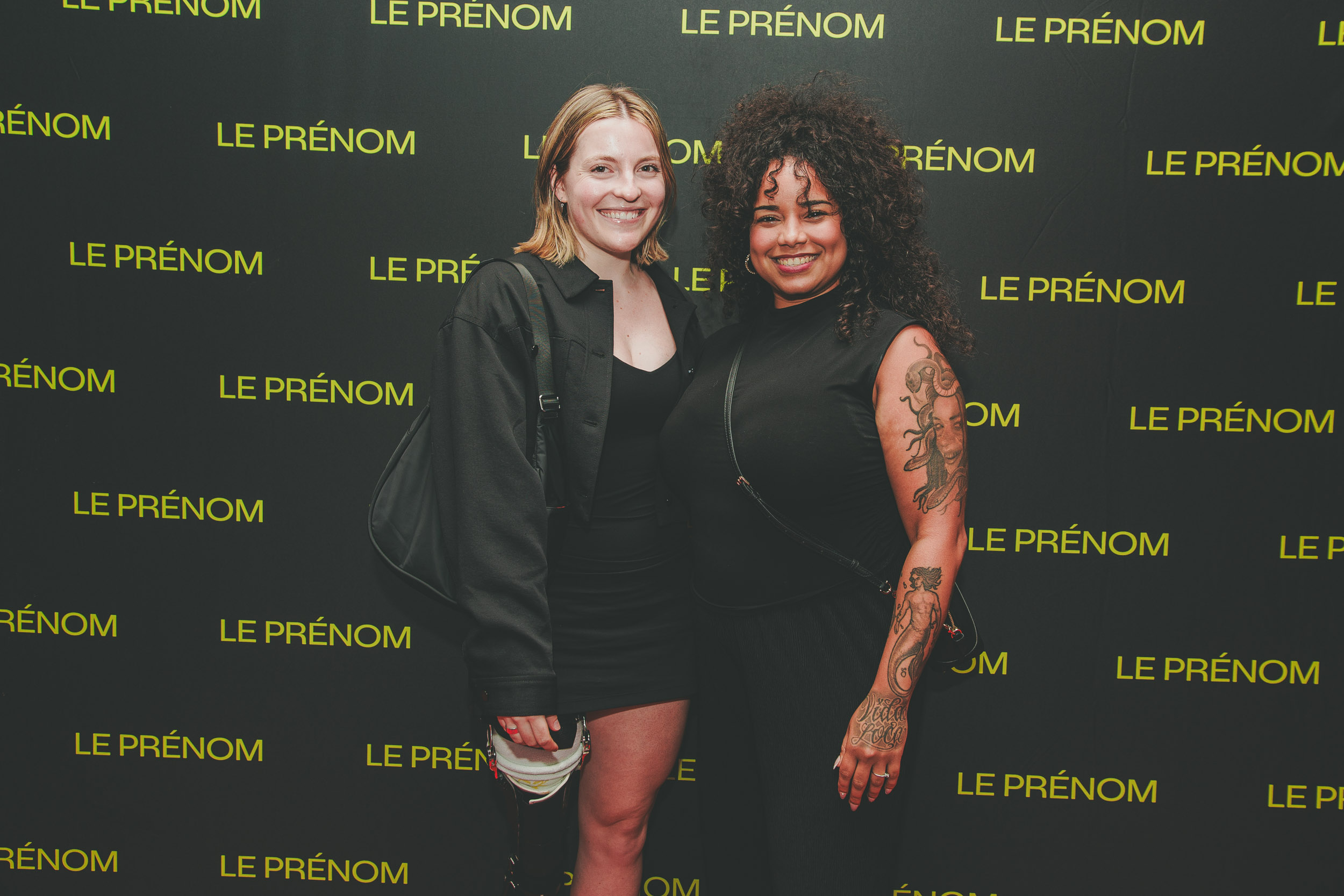 Voyez toutes les vedettes sur le tapis rouge de la première de la pièce ...