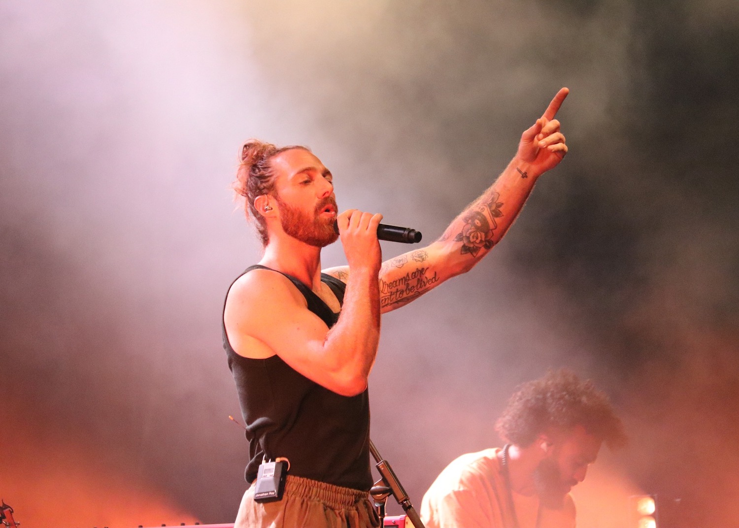 Jonathan Roy prend la pose avec un chapeau de cowboy et on craque