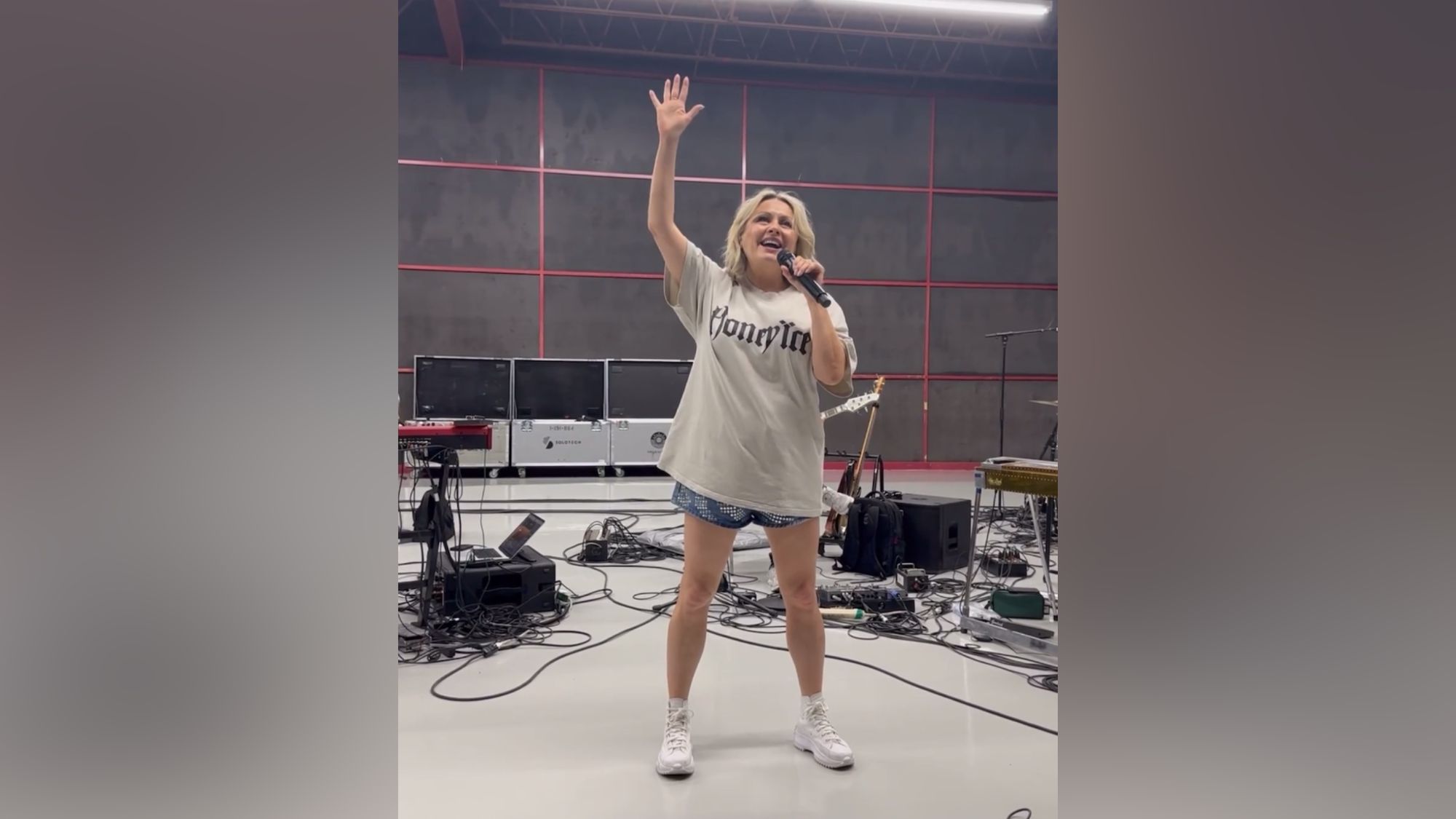 Mitsou se prépare pour un spectacle haut en couleur, voyez les répétitions