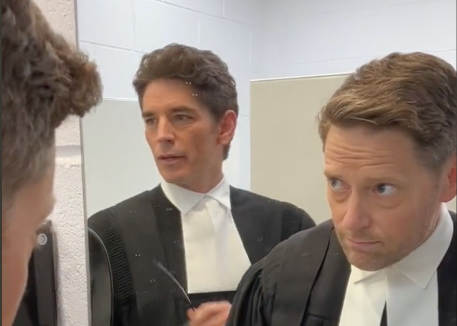 Entre deux scènes d’Indéfendable, Sébastien Delorme s’amuse sur TikTok