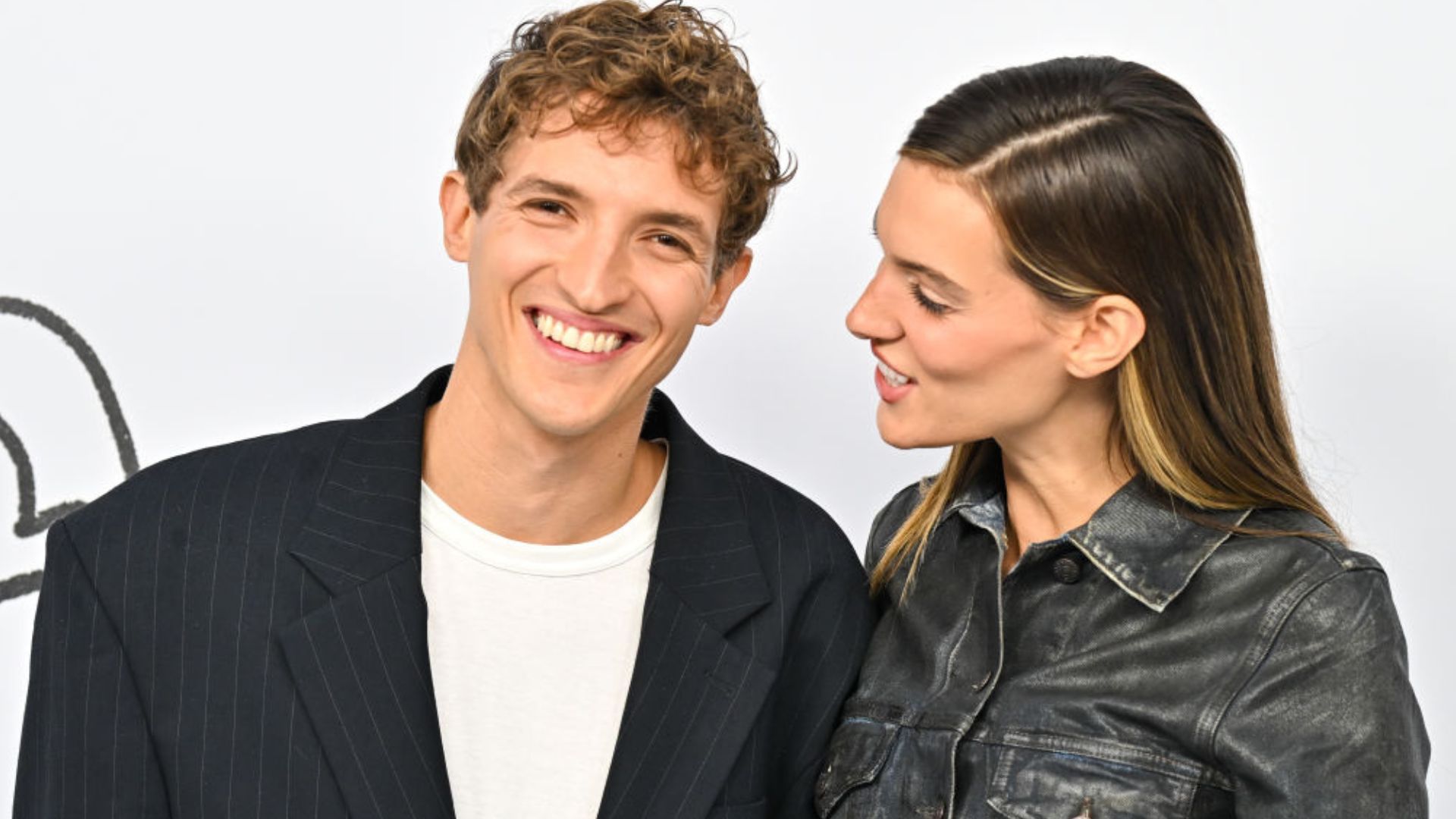 Aliocha Schneider dévoile sa nouvelle chanson d’amour