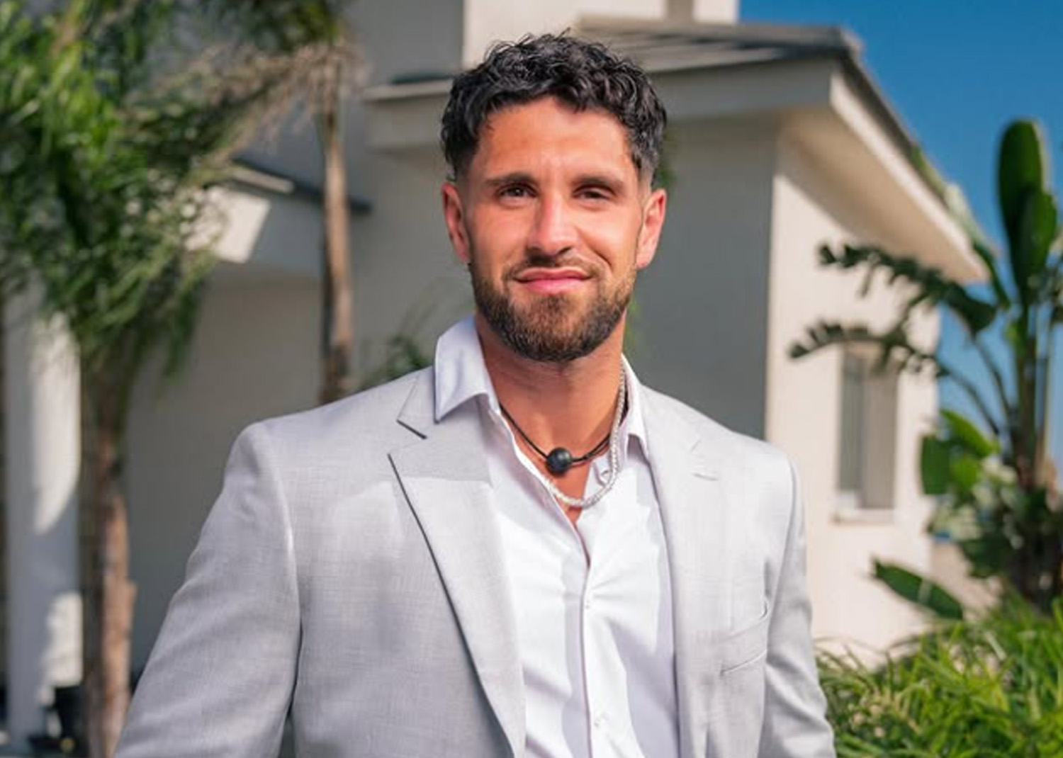 Avec qui Anthony P. a-t-il eu des rapprochements dans la maison des exclus?