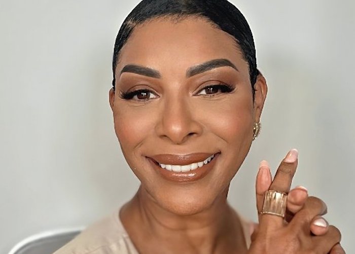 Transparence et fourrure: Varda Étienne épate en couverture de ce magazine