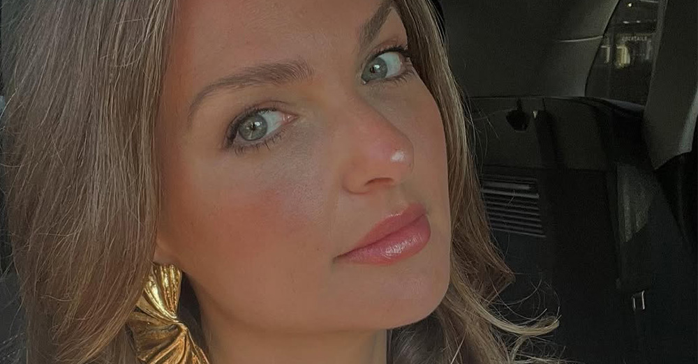 Audrey de Survivor Québec respire l’été dans un bikini jaune beurre