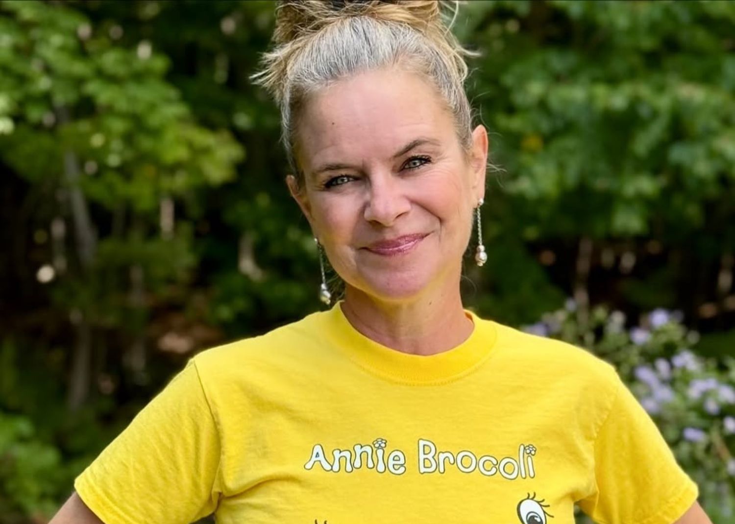 Annie Brocoli lance une collection de vêtements, dont deux t-shirts ...