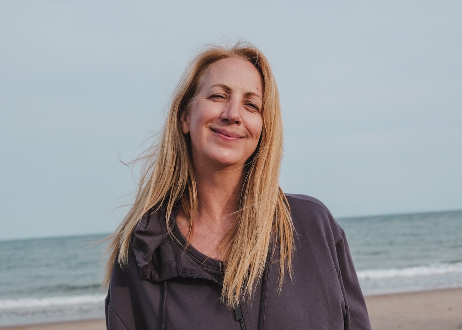 Mélanie Maynard fond en larmes en écoutant un touchant message de son ...