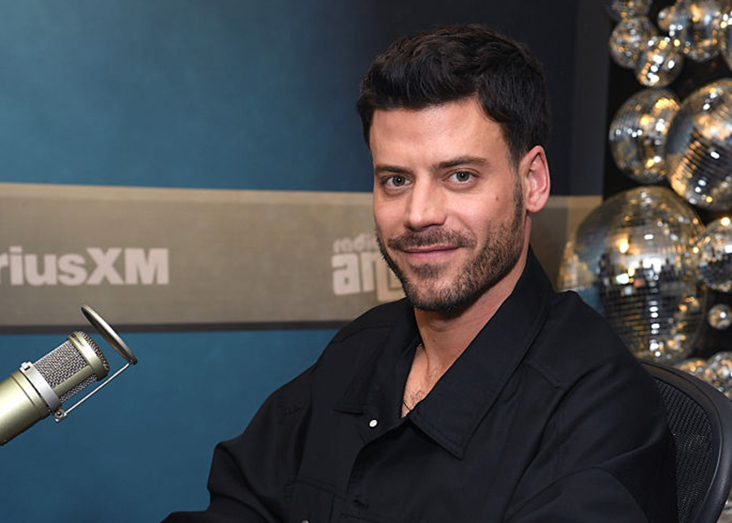 François Arnaud était TRÈS bien accompagné à l’aéroport de New York