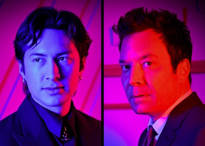 Hudson Williams de Heated Rivalry se retrouve à quatre pattes sur le ...