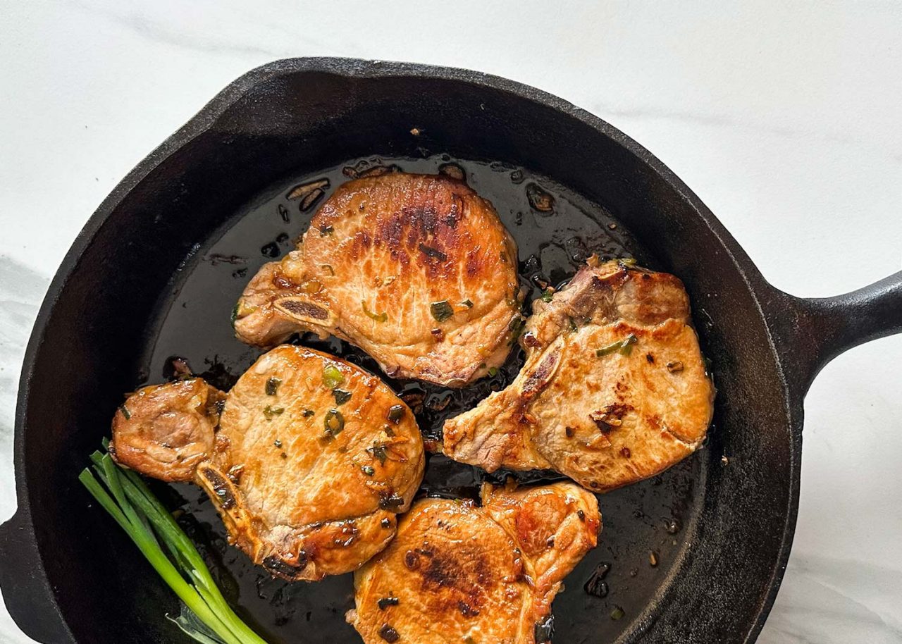 Côtelettes de porc glacées à l'érable, à l'asiatique par La petite bette