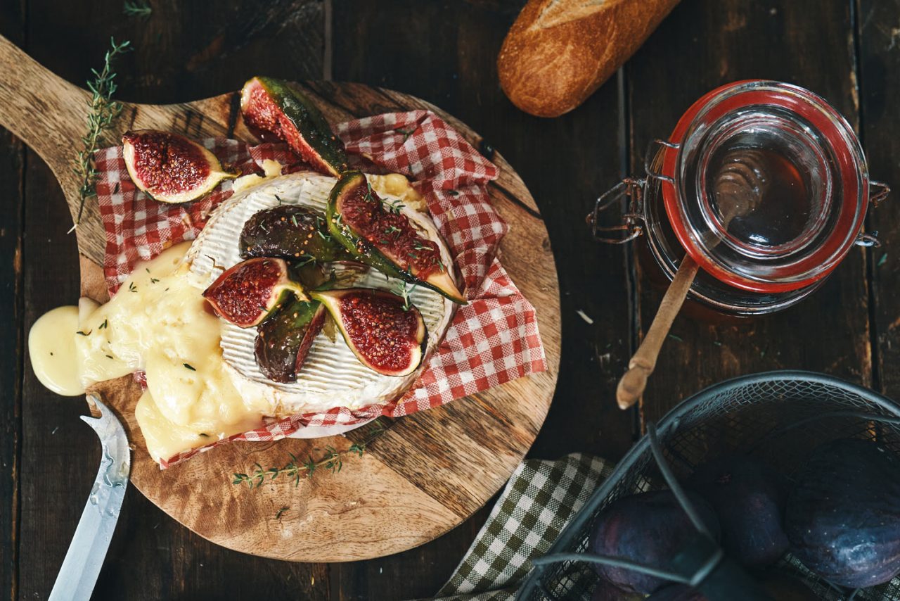 Brie fondant : les meilleures garnitures et combinaisons pour l'apéro