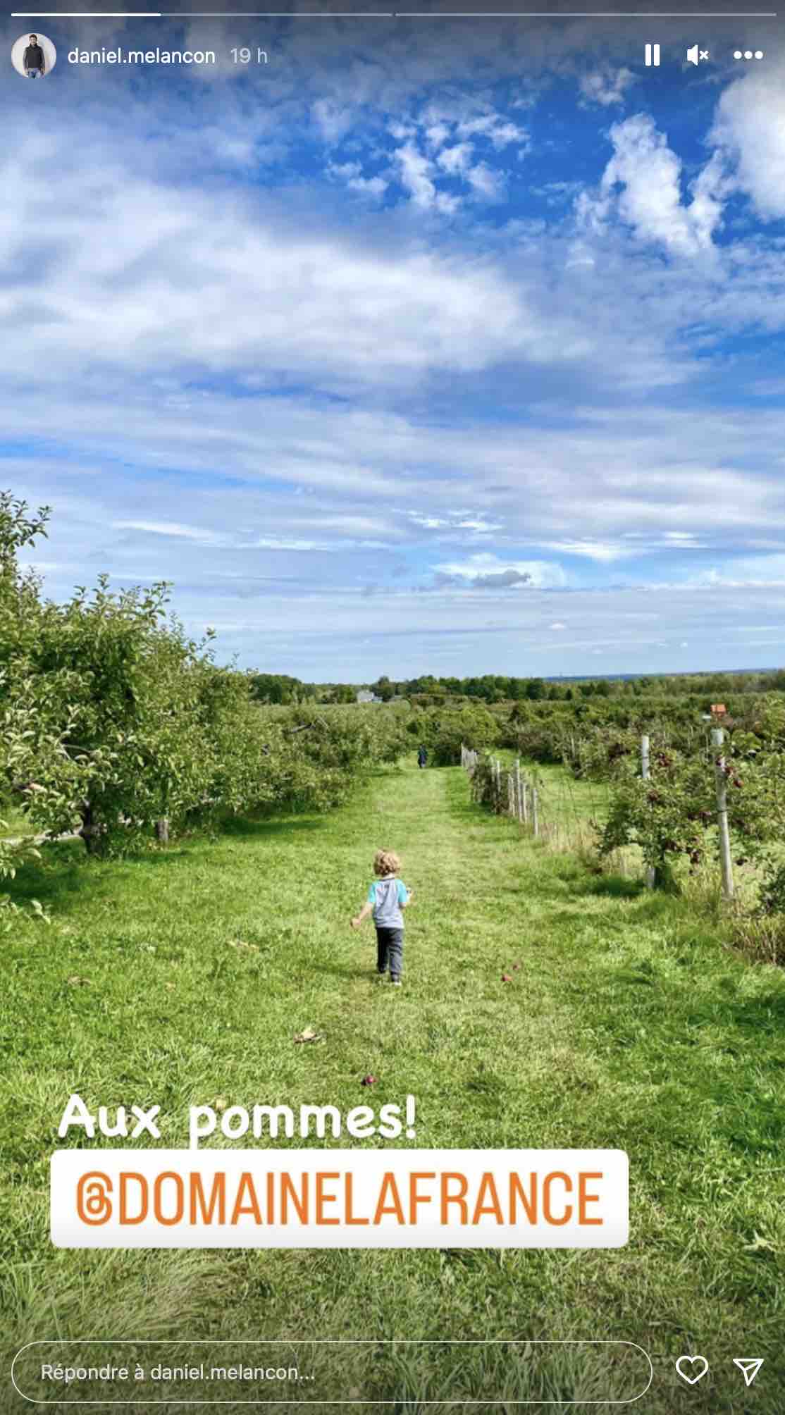 Anouk Meunier: adorables photos avec son fils Arnaud dans un magnifique verger