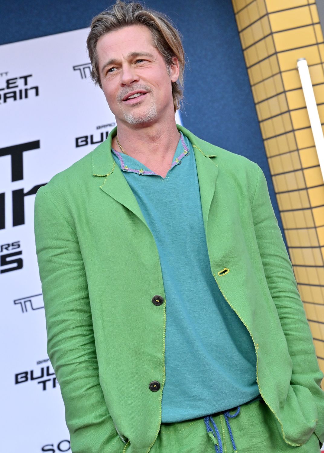 Brad Pitt plus séduisant que jamais en complet vert à l'avant-première ...