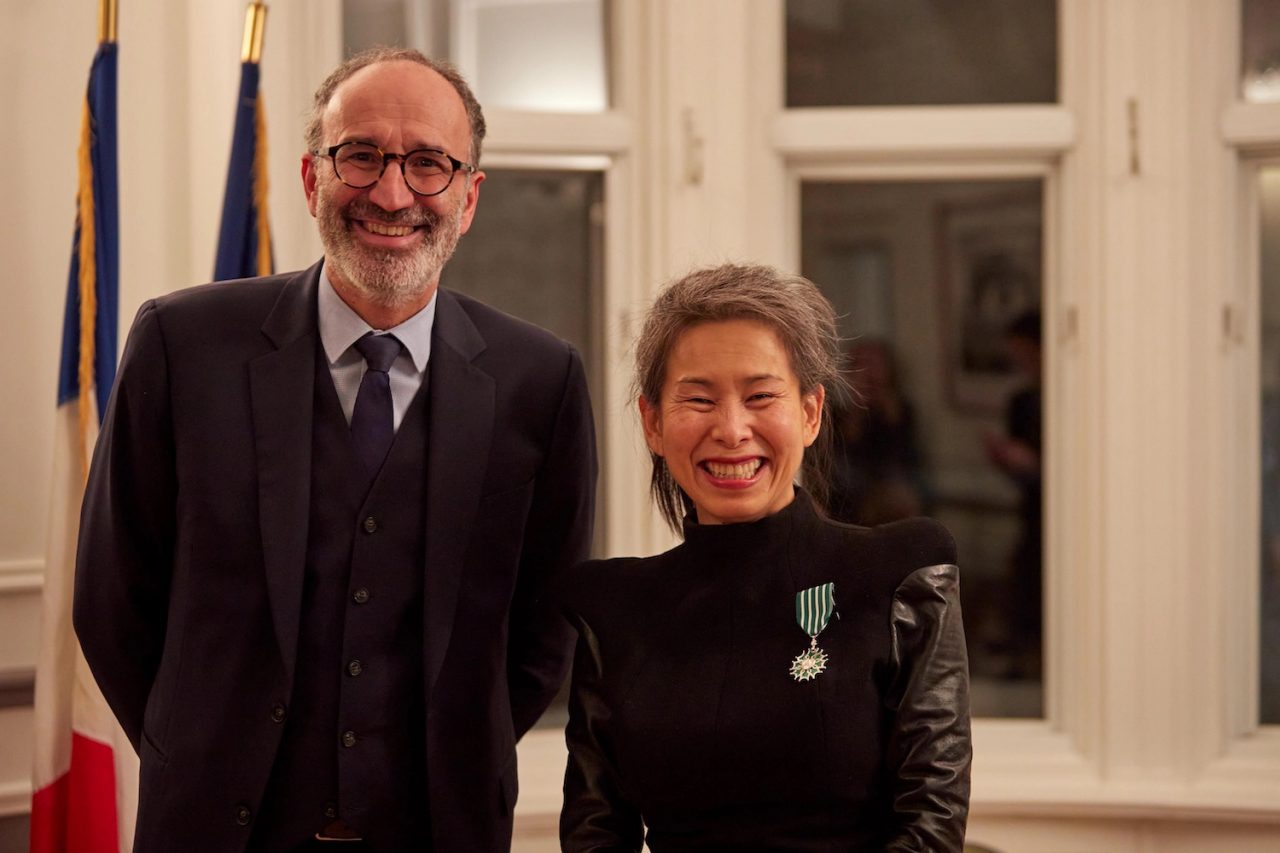 Kim Thúy rayonne avec sa nouvelle coupe courte et ses cheveux au naturel