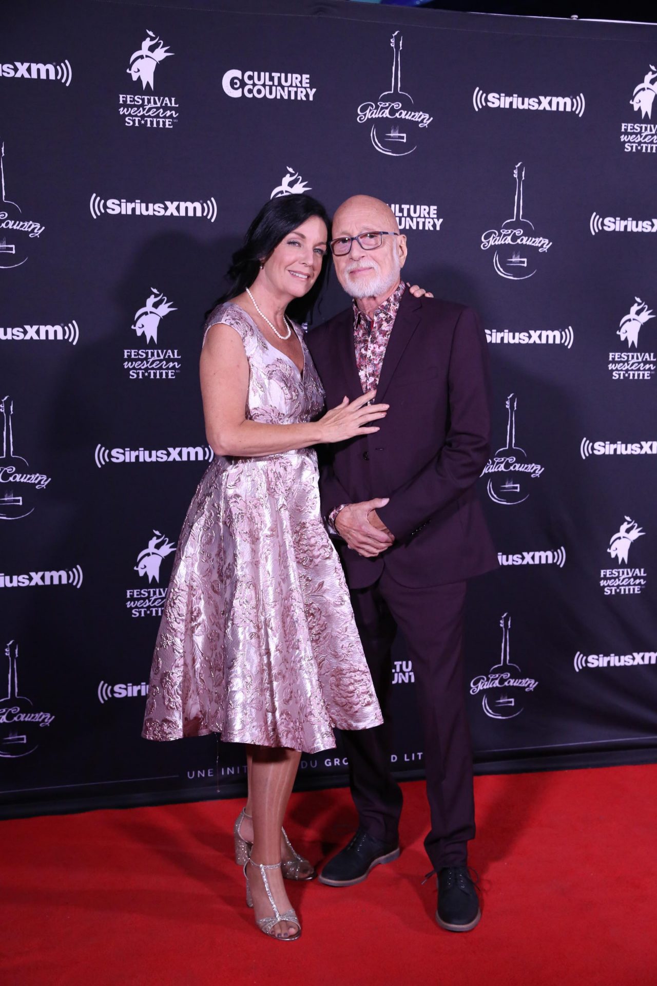 Elizabeth Blouin Brathwaite et son conjoint plus amoureux que jamais sur le tapis rouge