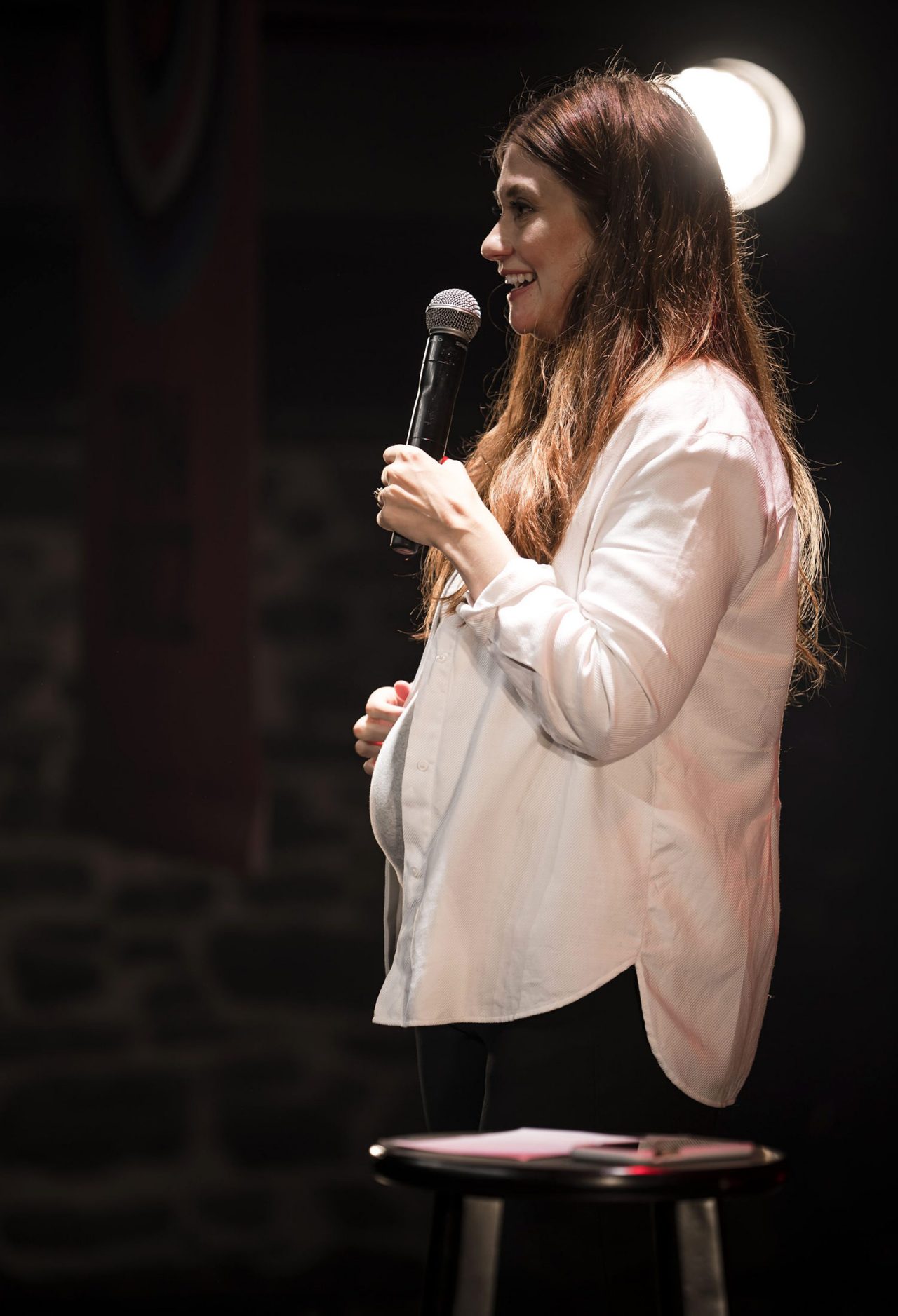 Enceinte de jumeaux, Katherine Levac brille sur scène