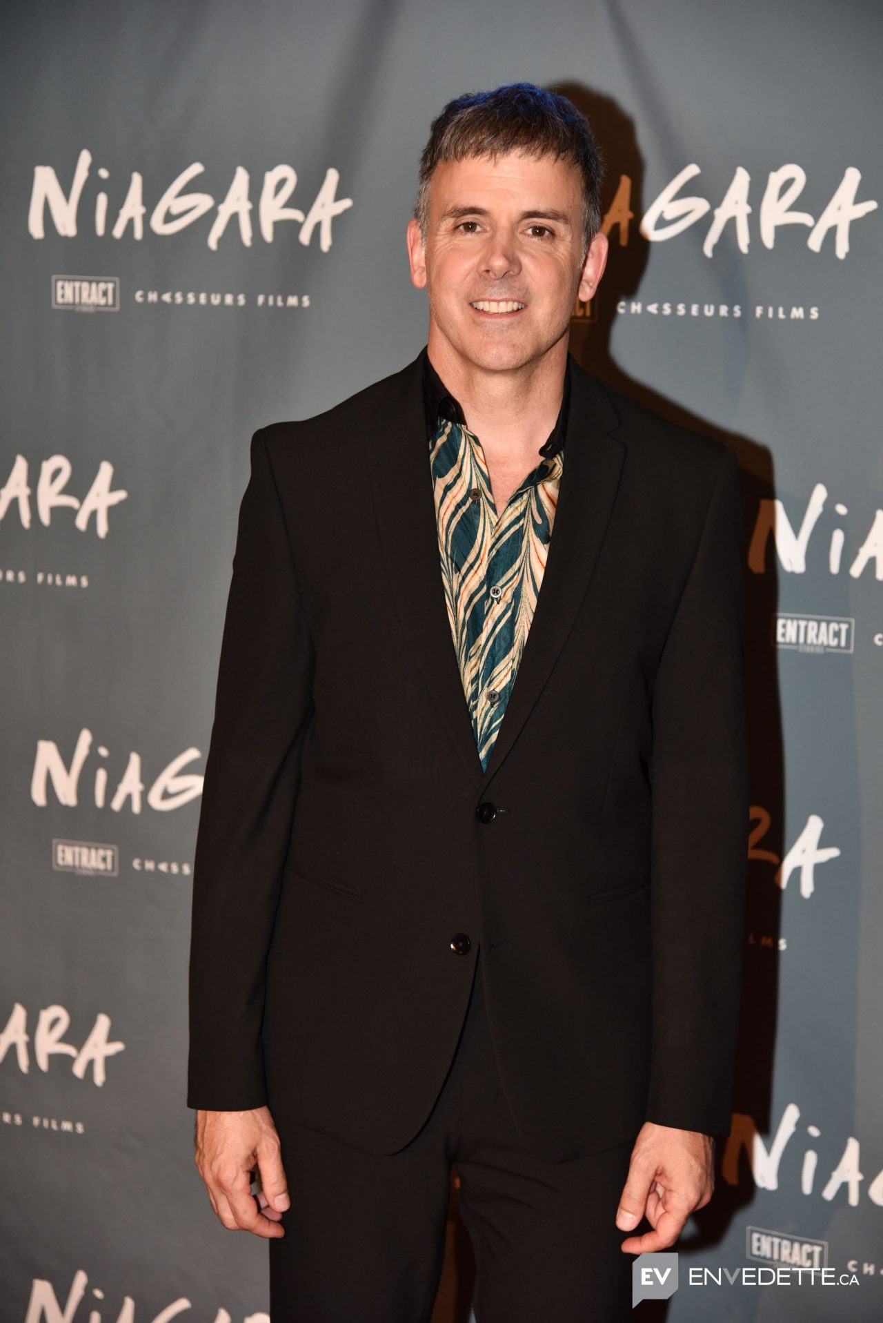 Éric Bernier était rétro à souhait avec son pantalon évasé sur le tapis ...