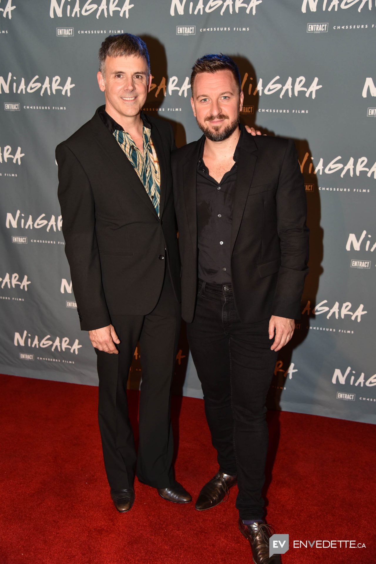 Éric Bernier était rétro à souhait avec son pantalon évasé sur le tapis ...