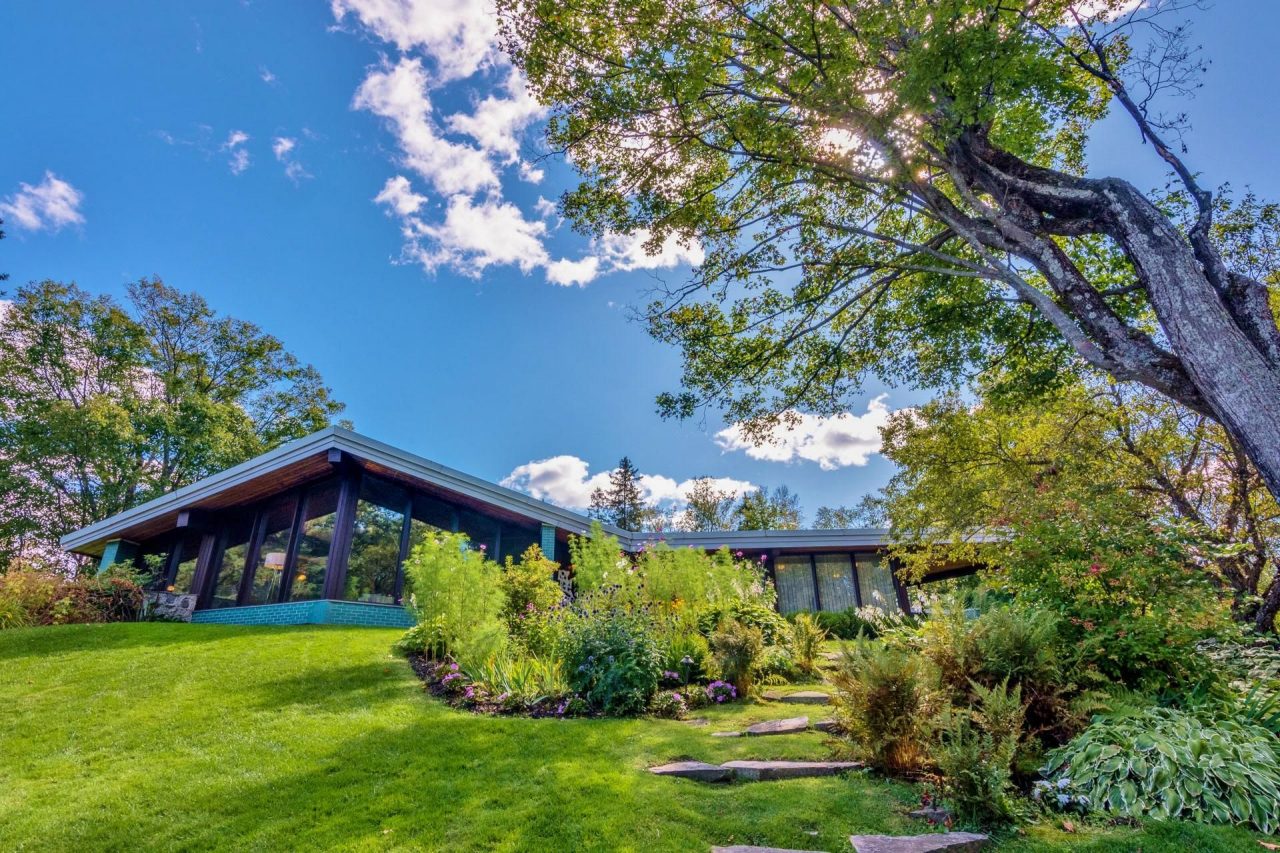 Geneviève Schmidt vend sa superbe maison mid-century à St-Adèle pour ...