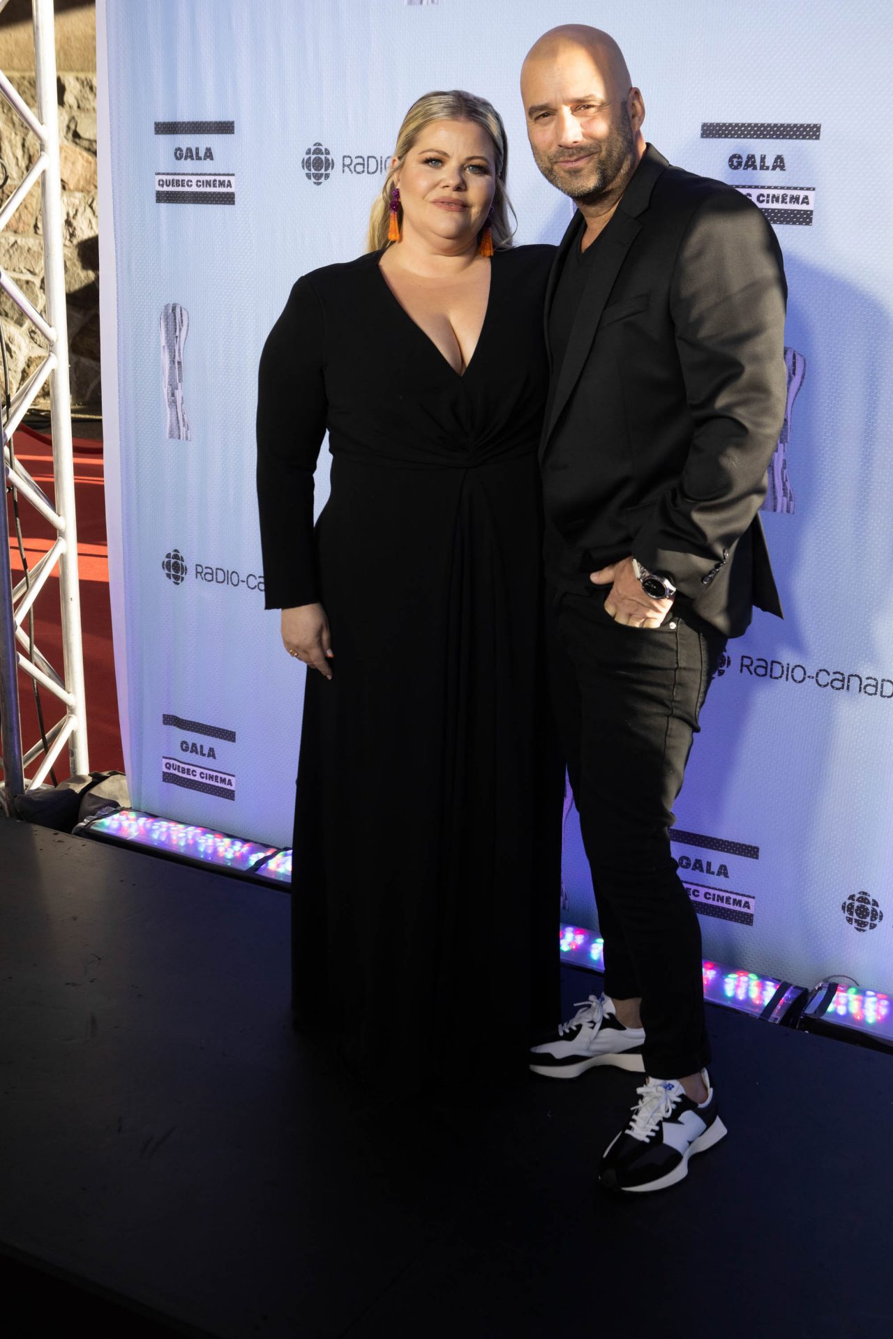 Geneviève Schmidt rayonne aux côtés de son amoureux sur le tapis rouge ...