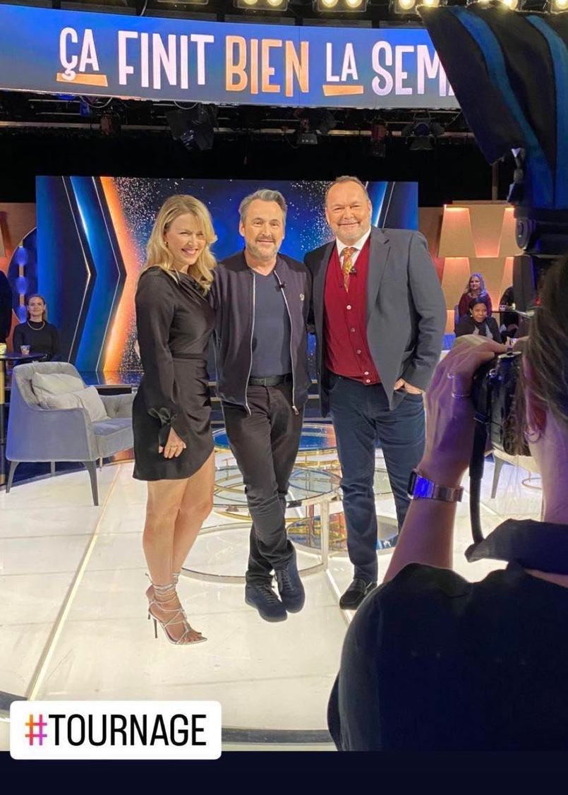 Julie Bélanger nous inspire pour le 5 à 7 en petite robe noire satinée!