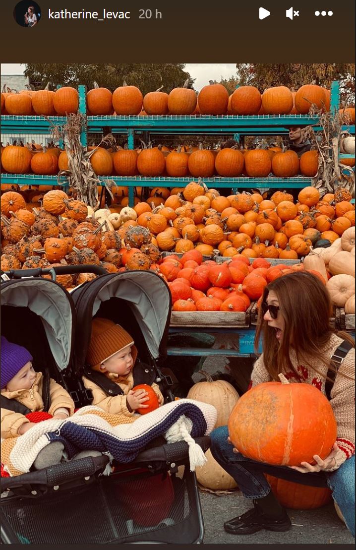 Katherine Levac partage une craquante photo automnale avec ses jumeaux ...