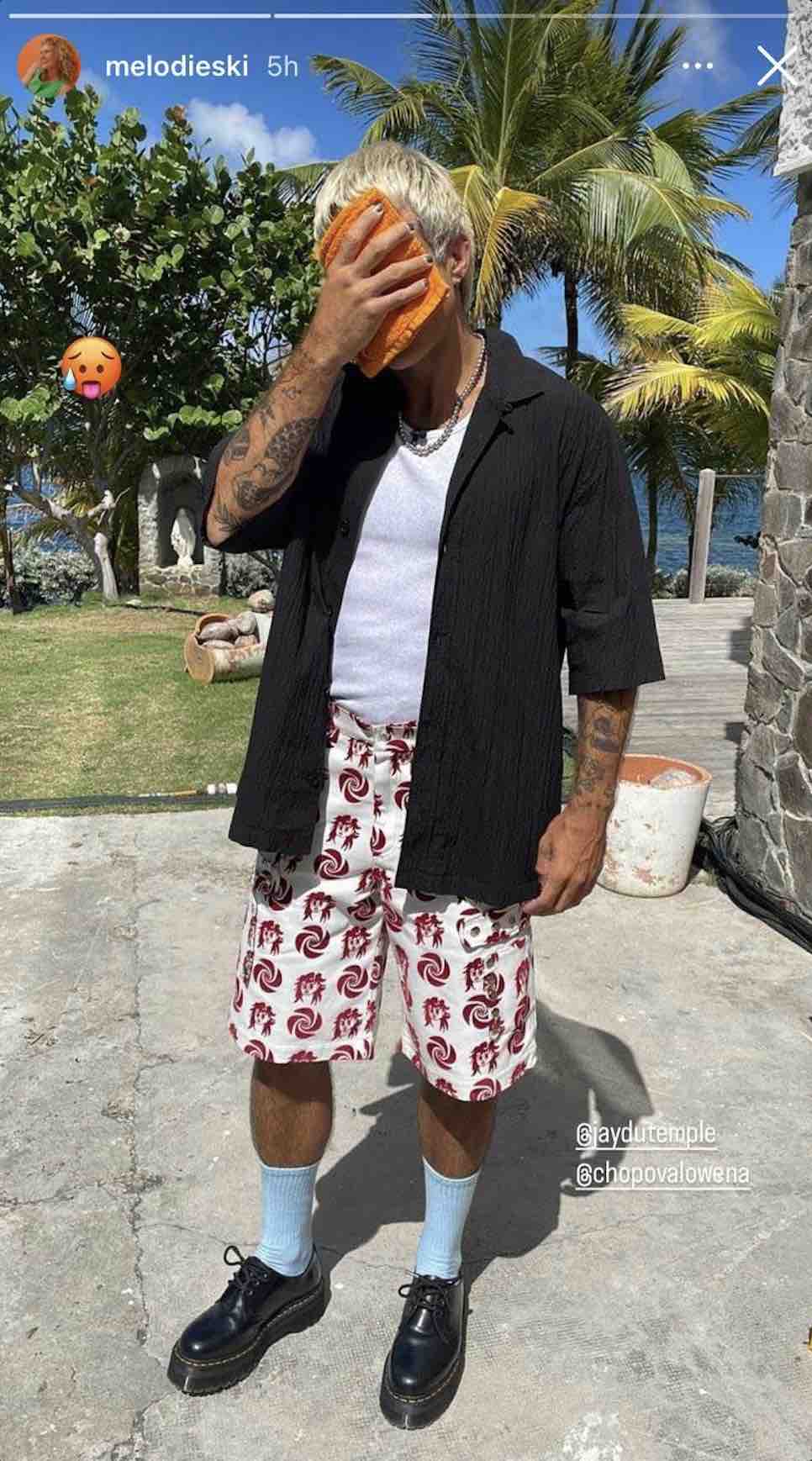 On adore ce look tropical de Jay Du Temple en Martinique!