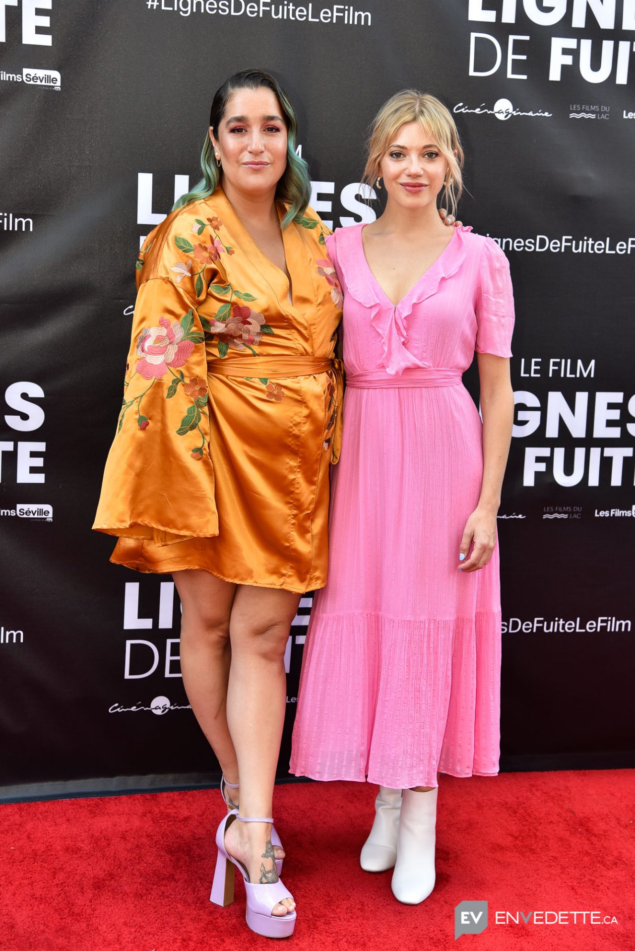 Mariana Mazza renversante dans un kimono brodé de fleurs sur le tapis ...