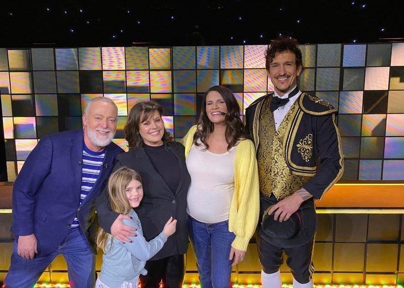 Marie-Ève Janvier dévoile son baby bump dans un superbe ensemble pastel