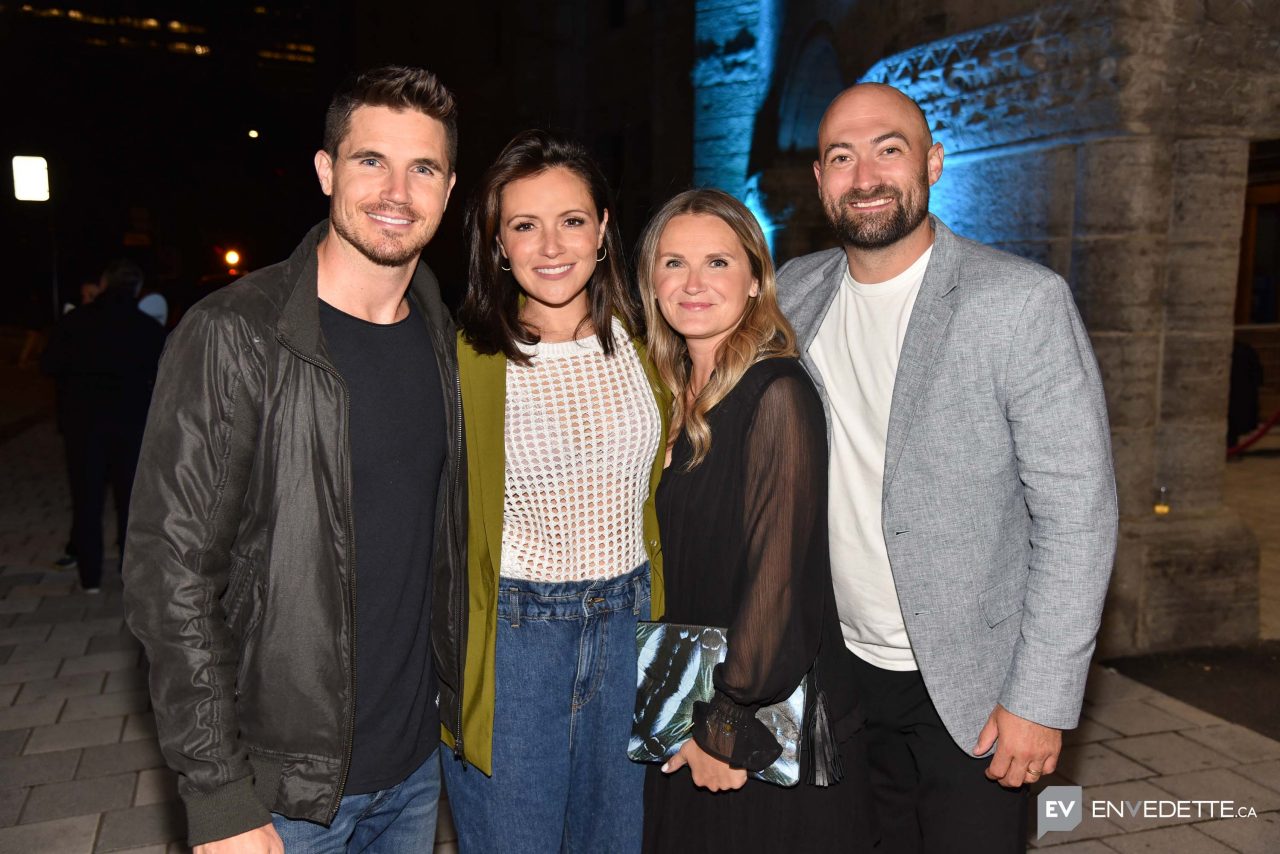 PHOTOS: Robbie Amell et Italia Ricci adorables dans les rues de ...