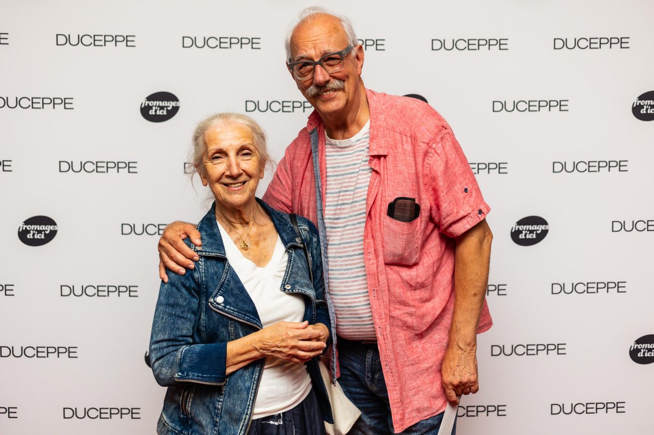 Tapis rouge bondé pour la première de la pièce Mama!