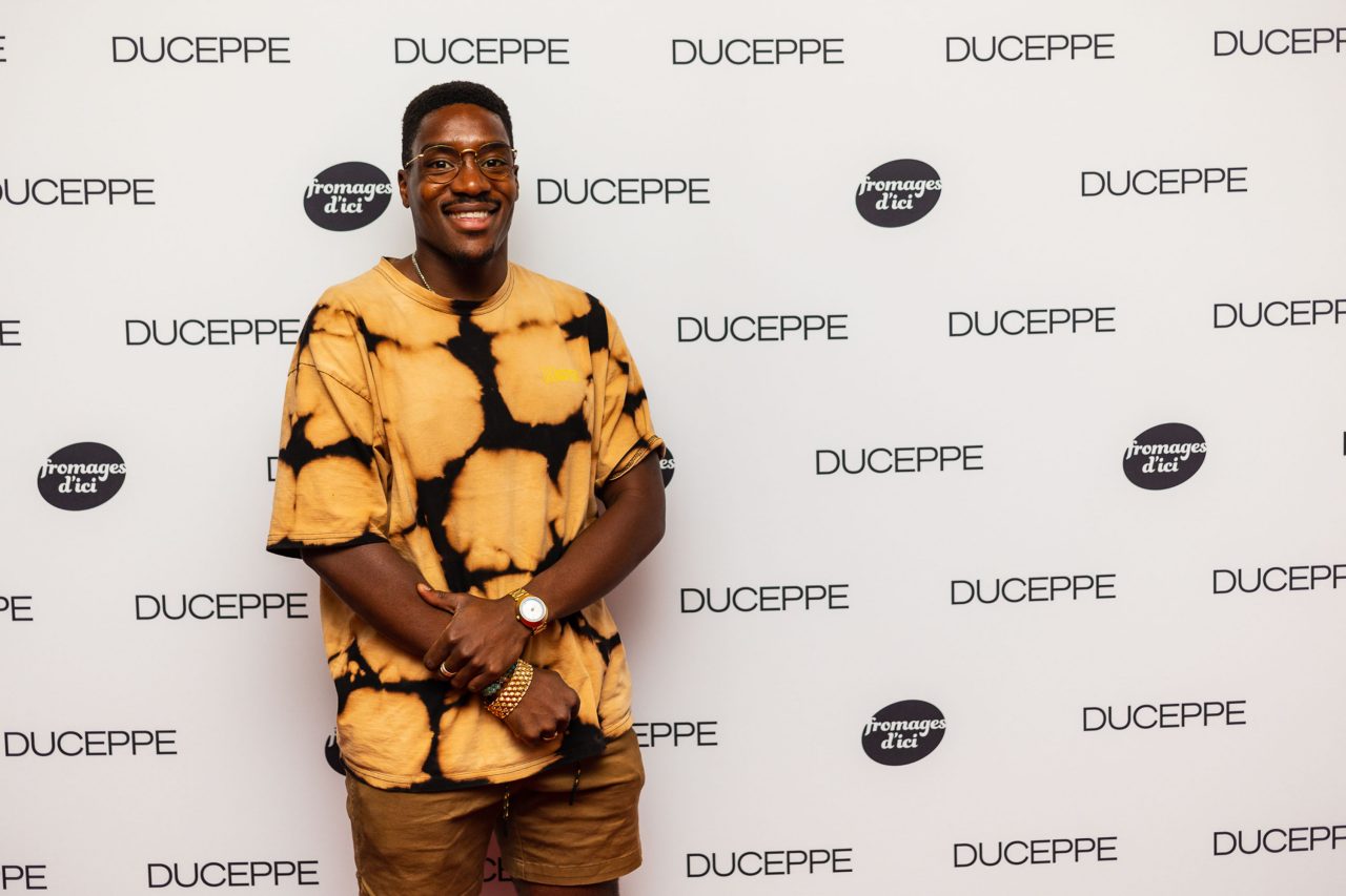 Tapis rouge bondé pour la première de la pièce Mama!