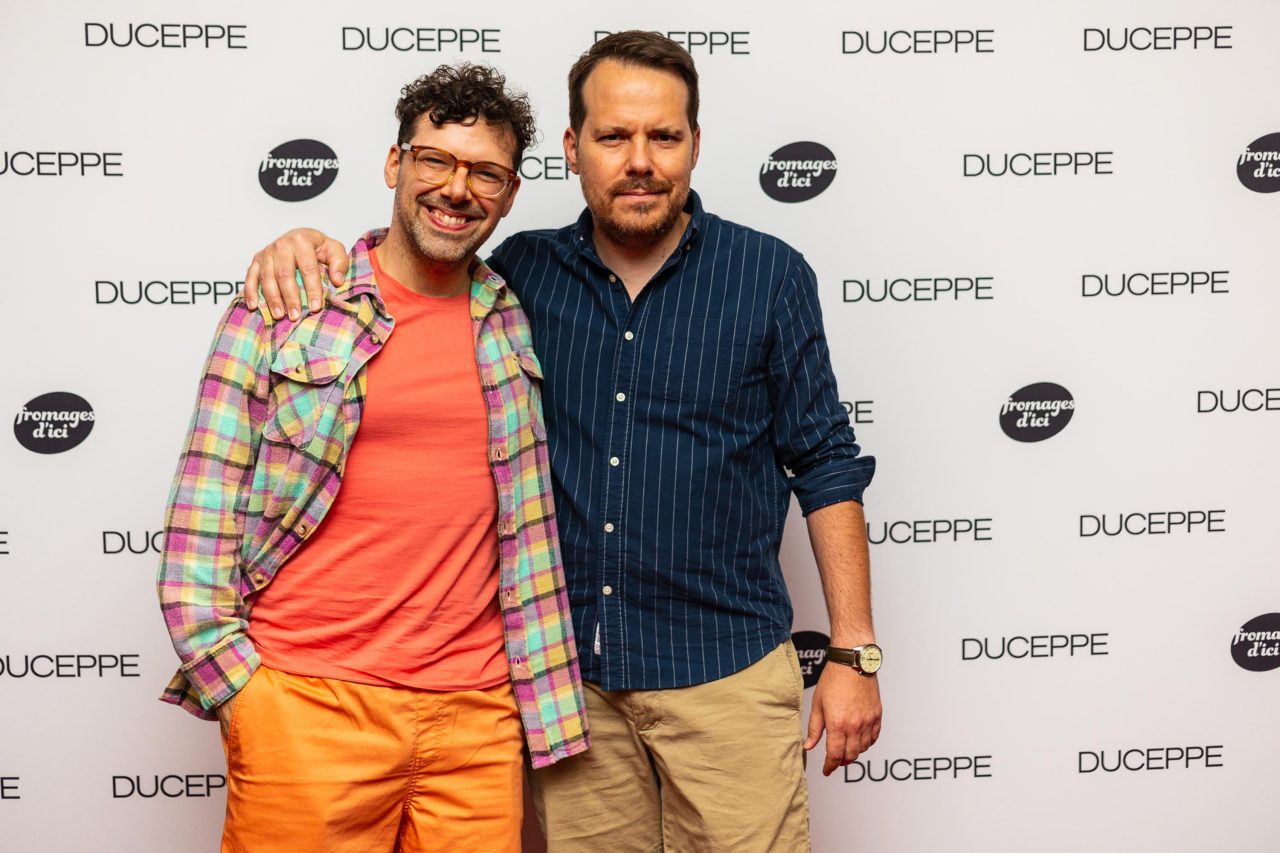 Tapis rouge bondé pour la première de la pièce Mama!