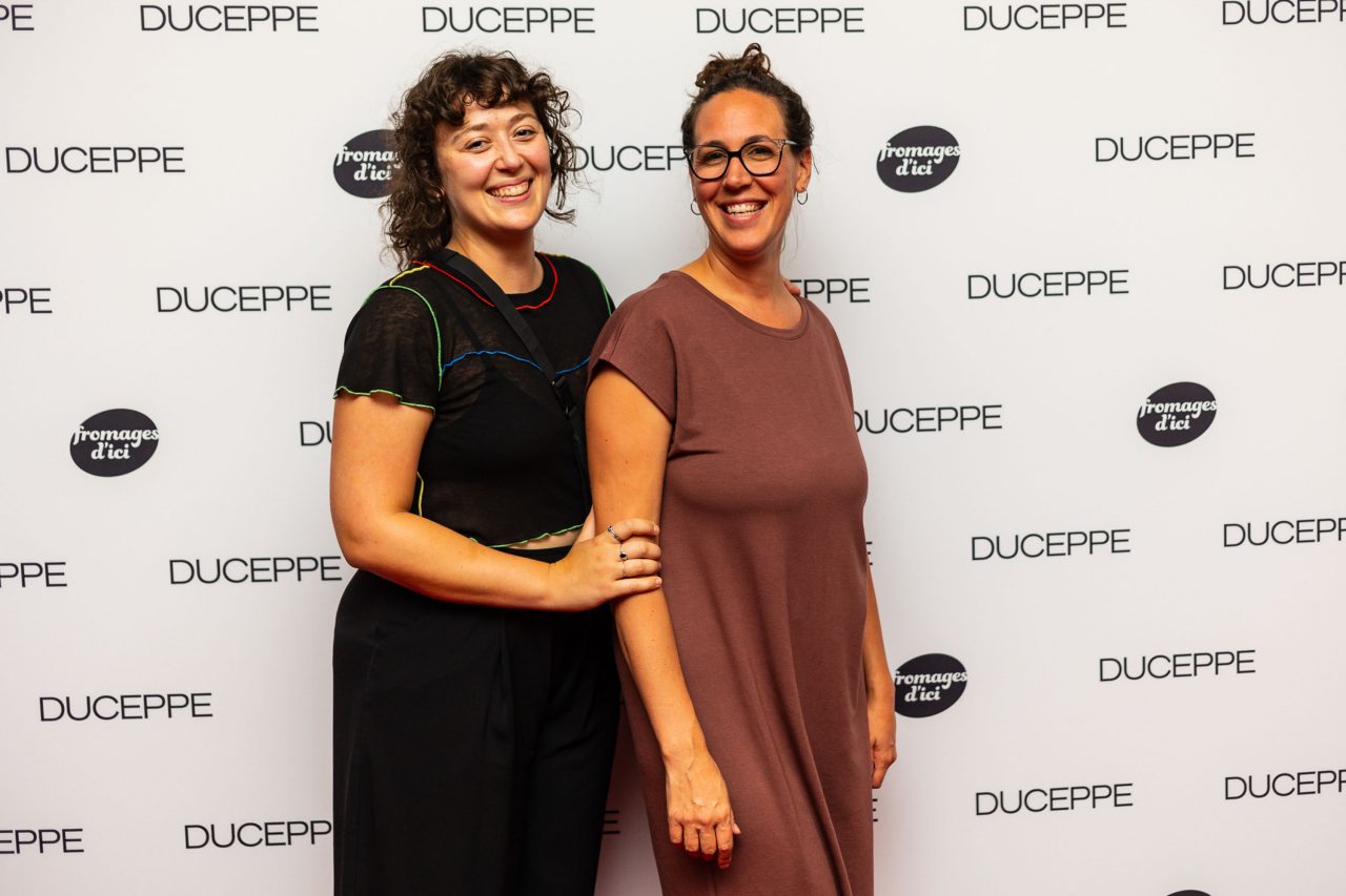 Tapis rouge bondé pour la première de la pièce Mama!