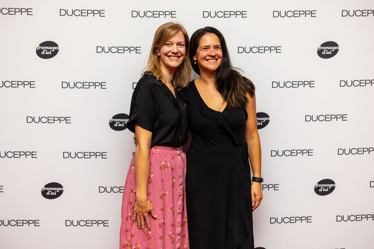 Tapis rouge bondé pour la première de la pièce Mama!