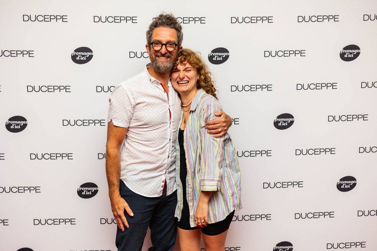 Tapis rouge bondé pour la première de la pièce Mama!