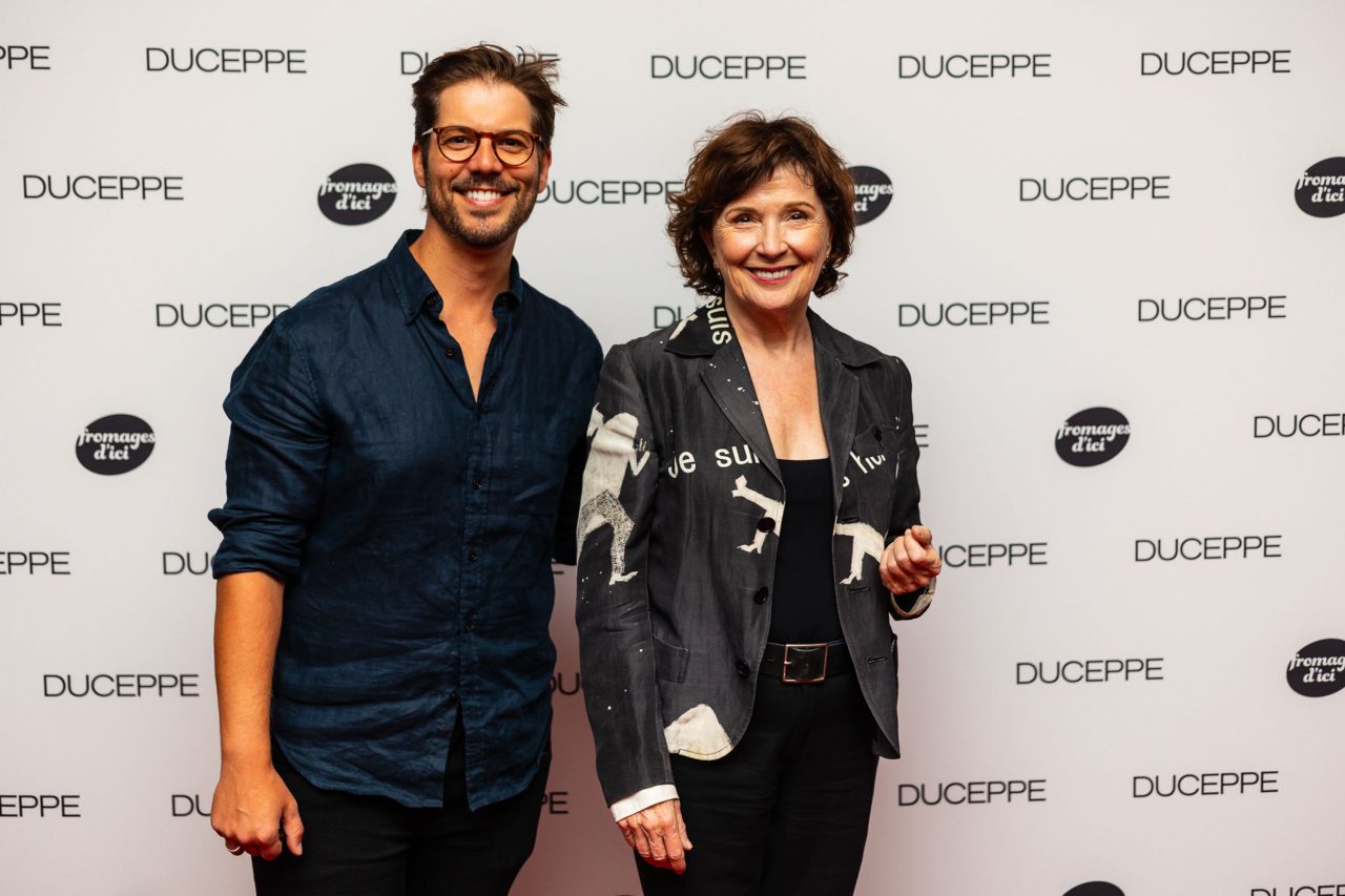 Tapis rouge bondé pour la première de la pièce Mama!